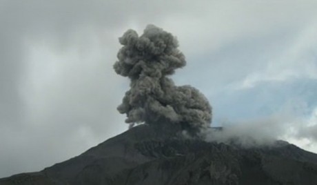 Peru Volcano Spews White Hot Rocks, Prompts Evacuation — Naharnet